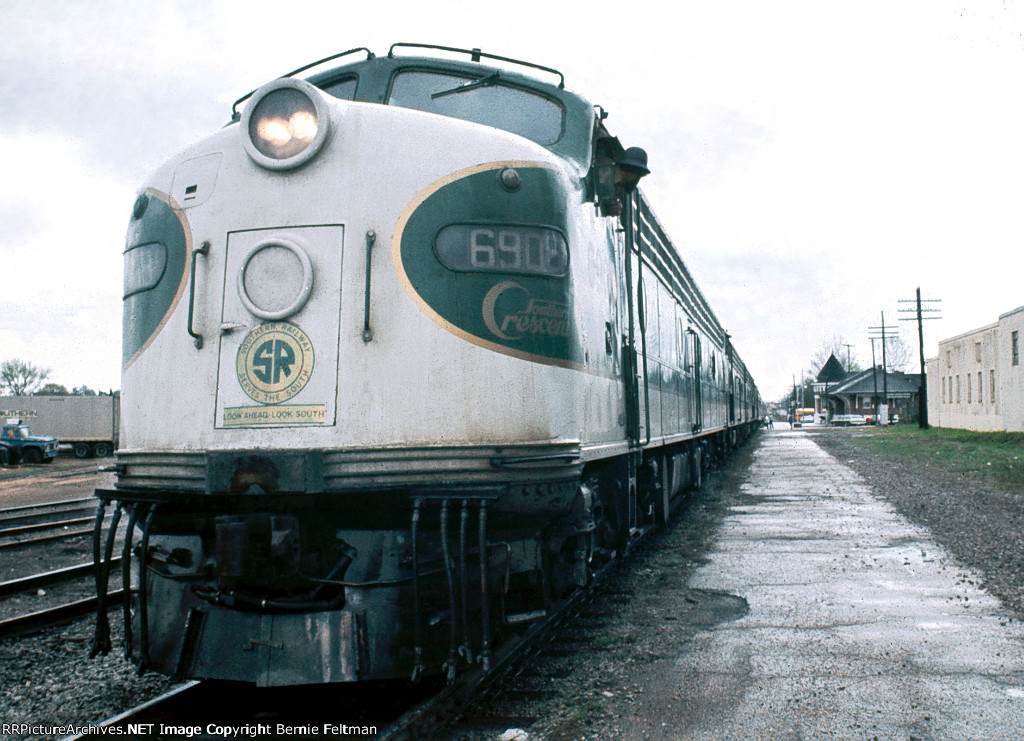 Southern Railway E8A #6908, with three other E8A's, on the southbound Southern Crescent #19